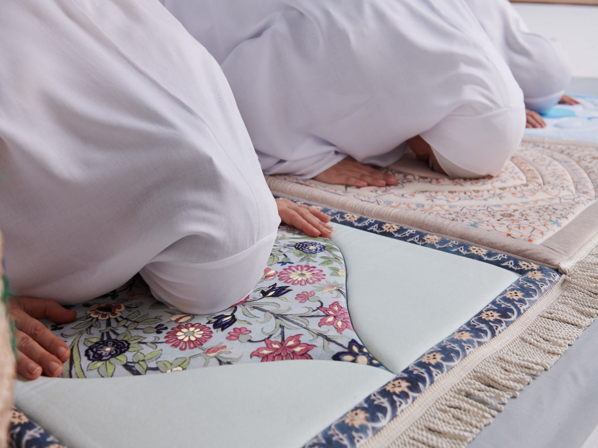 The Cultural and Spiritual Significance of Prayer Mats in Islam – Urban ...